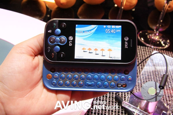 LG전자, 10대 겨냥한 메시징폰 '네온' 공개