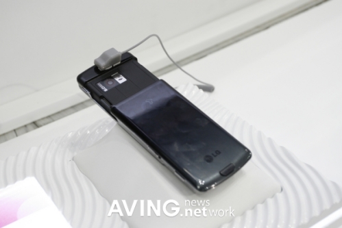 LG전자, 터치 라이팅폰 'LG-SH470' 전시